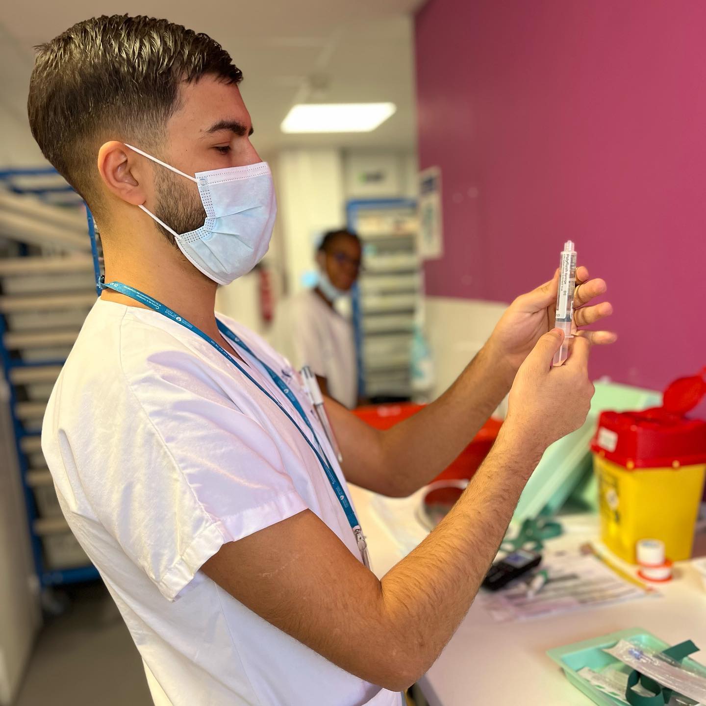 Portrait de Rayan, étudiant à l’IFSI Louis-Mourier et futur infirmier ...