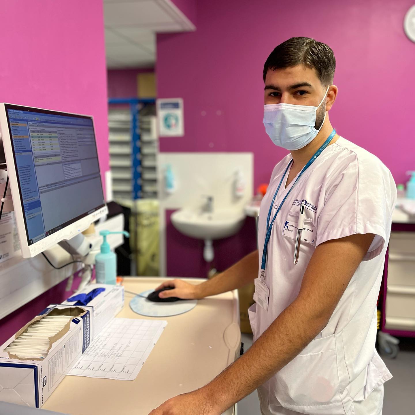Portrait de Rayan, étudiant à l’IFSI Louis-Mourier et futur infirmier ...